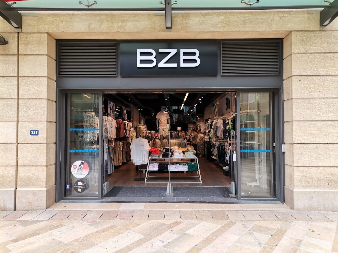 Boutique BZB dans le centre commercial Les Allées à Aix-en-Provence.